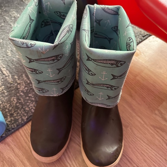 Shoes | Salmon Sister Extra Tuffs Size Seven In Women | Poshmark